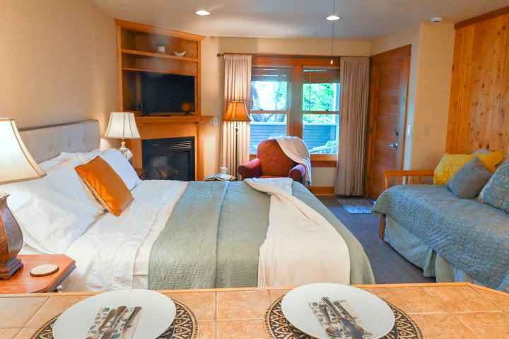 Cowslip's Lower Garden Suite - Ashland, OR