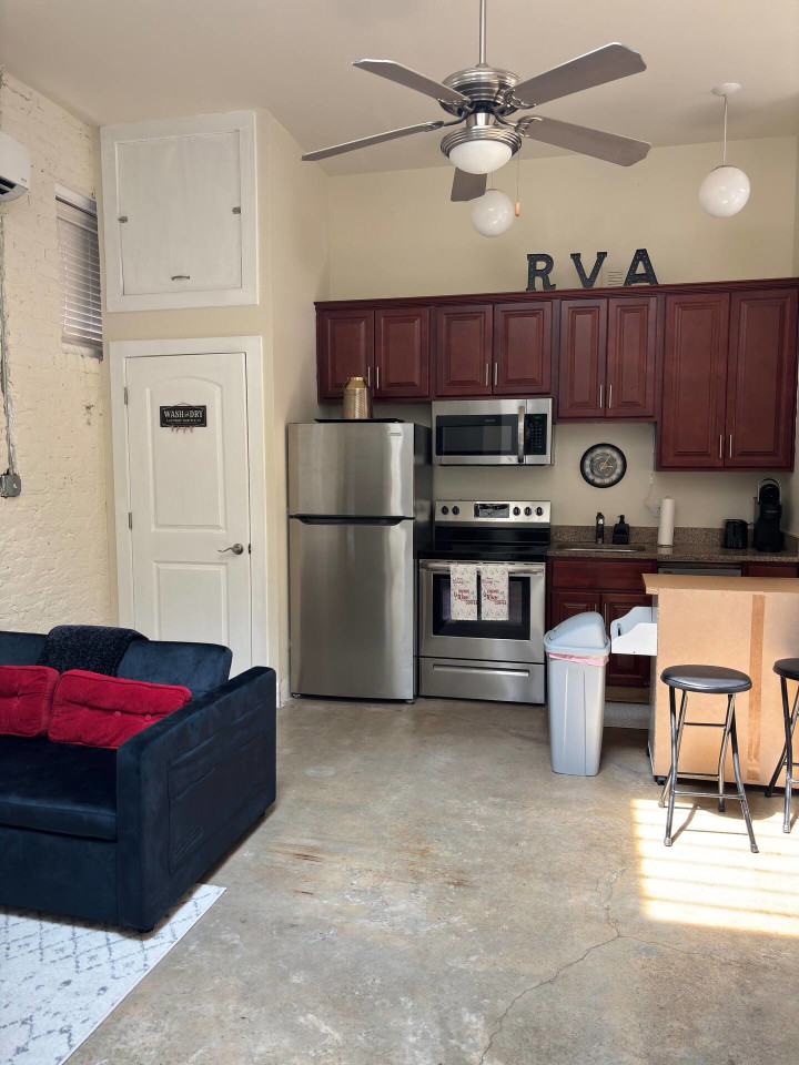 Stylish Speakeasy Downtown Richmond Bnb - Richmond, VA