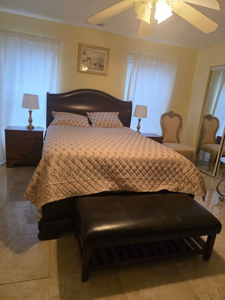Private Room In A Shared Suburban Home Room 4 - Tinley Park, IL