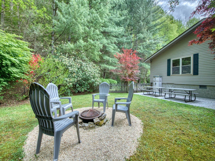 Private, Views, Pet Friendly, Fireplace & Firepit - Maggie Valley, NC