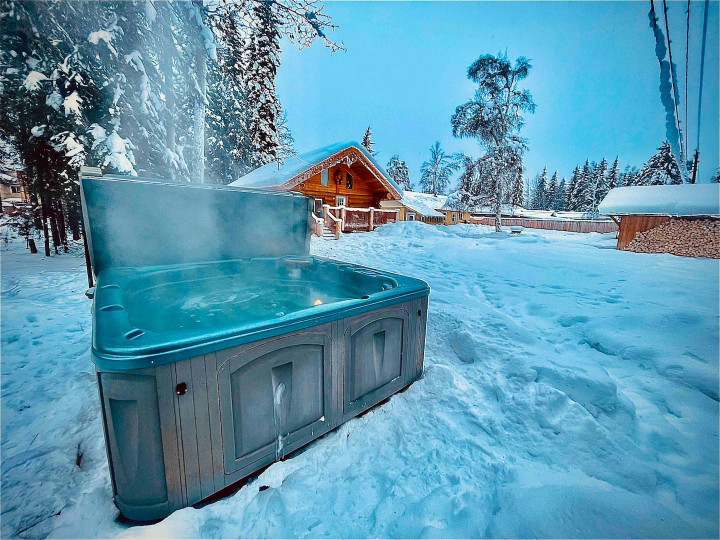 Log Cabin With Hot Tub - Fairbanks, AK
