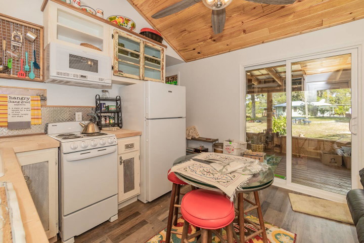 Lakefront 1br Tiny House W Porch - Inverness, FL