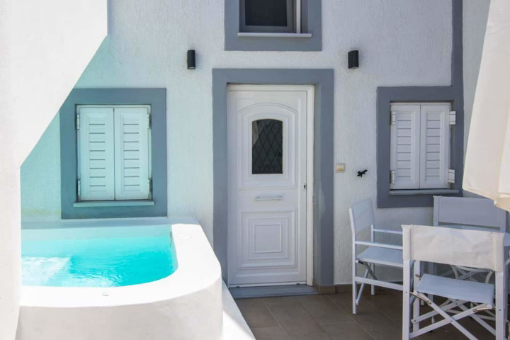 Kafenes Traditional Home With Outdoor Jacuzzi - Santorini