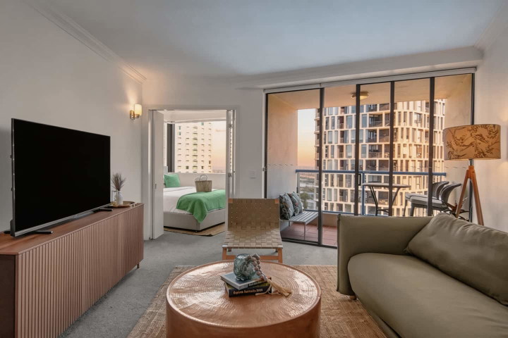 Chic Queen Street Stay With City Views, Pool & Gym - Brisbane