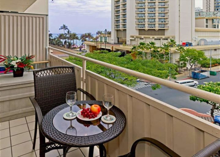 Studio Apartment Walking Distance From The Beach - Honolulu, HI