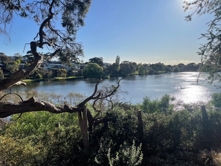 Spacious Villa With Lake Views - Melbourne