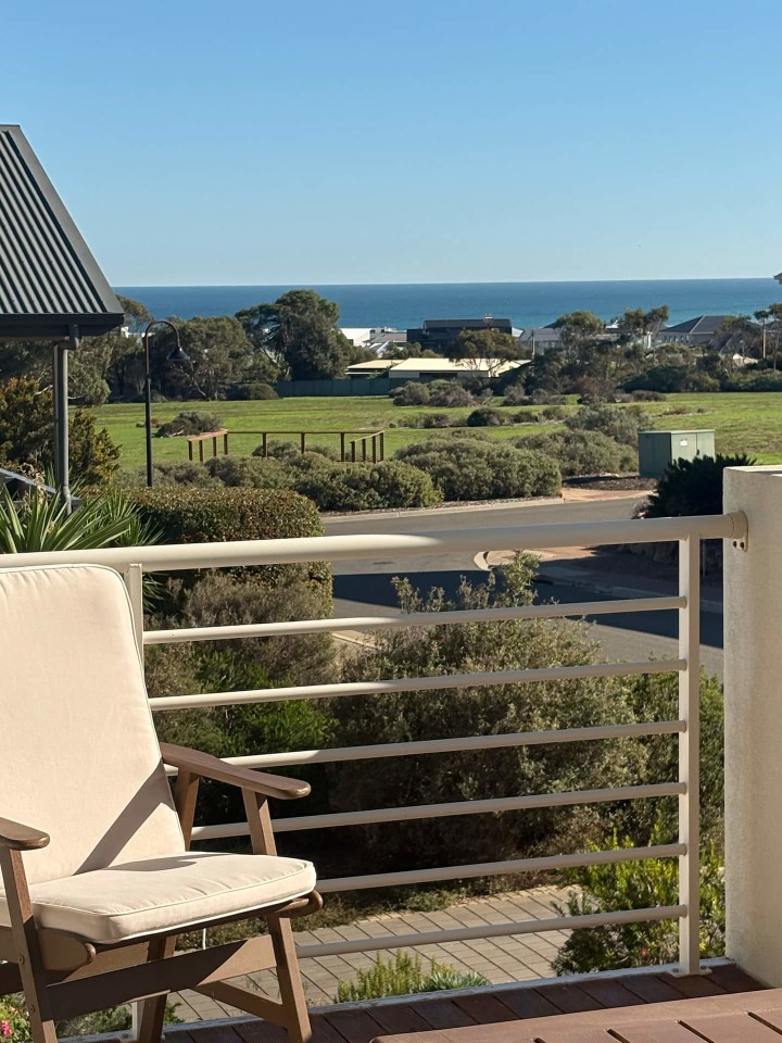 Sellicks Bluskies-2 Kitchens-sleeps15-pooltable - Adelaide