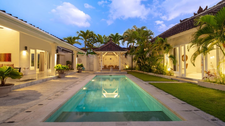 Central Eatstreet! 3br Tropical Oasis In Oberoi - Seminyak
