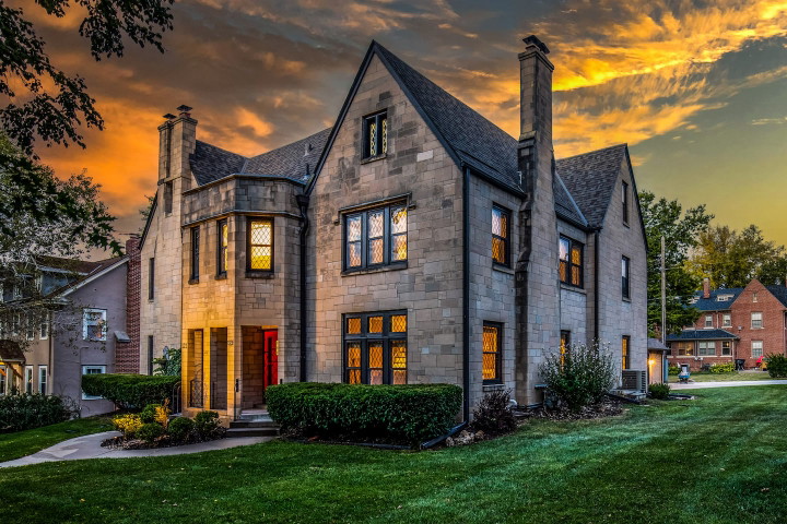 Midtown Dundee Castle Across The Street From Warren Buffett! - Omaha, NE