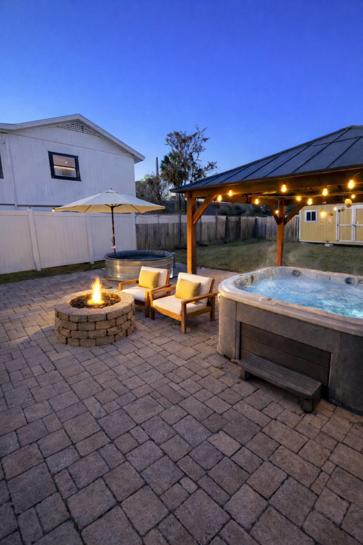3 Br Near Downtown| Hotub, Pool, Gazebo | Sleeps 7 - Orlando, FL