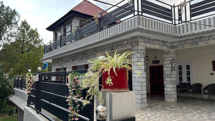 Luxury 3-br Holiday Haven In Habibullah Colony - Pakistan