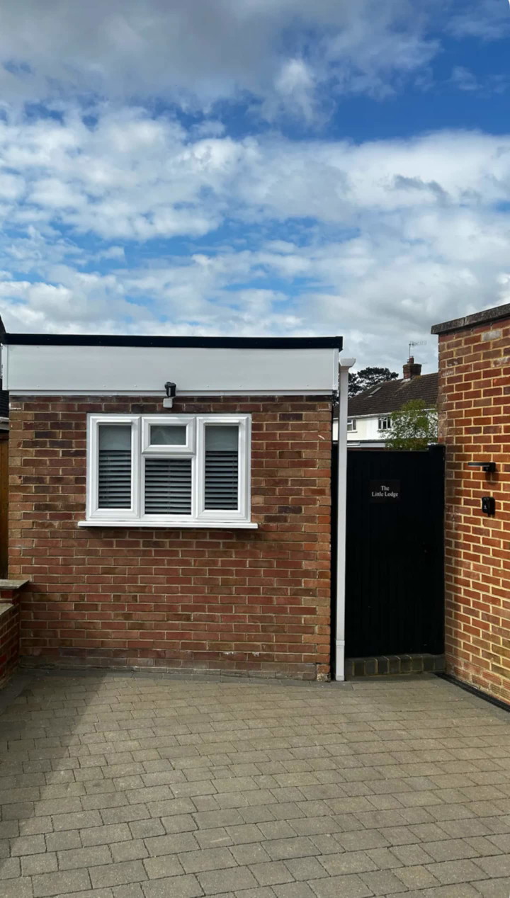 Luxury 1 Bedroom Little Lodge With Private Parking - Redhill