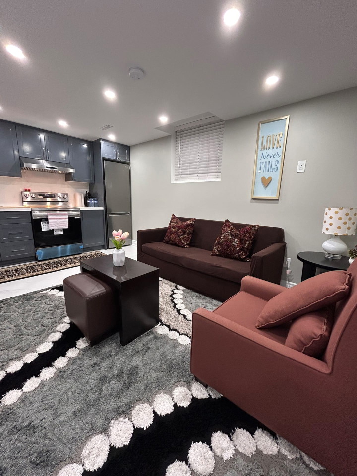 Sleep 6+
Free Parking- 2bds- 1bath
No Pets/smoke - Ajax