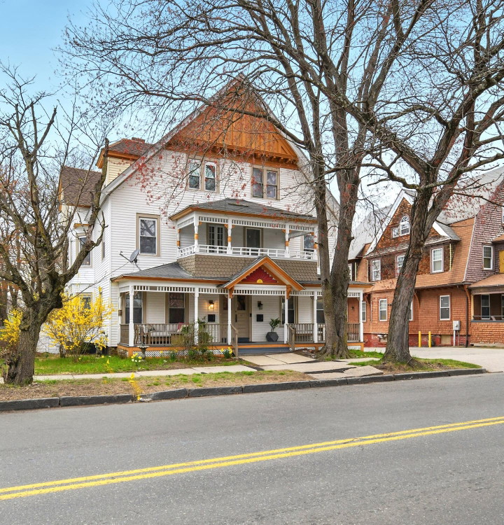 Saint James Manor | Sleeps 24 In Style & Comfort - Springfield, MA