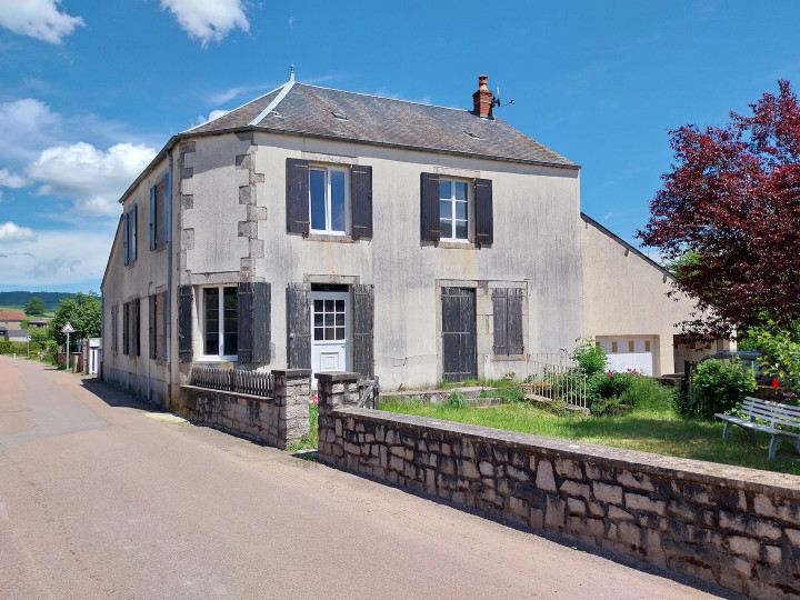 Grande Maison Au Centre De Brassy - Nièvre