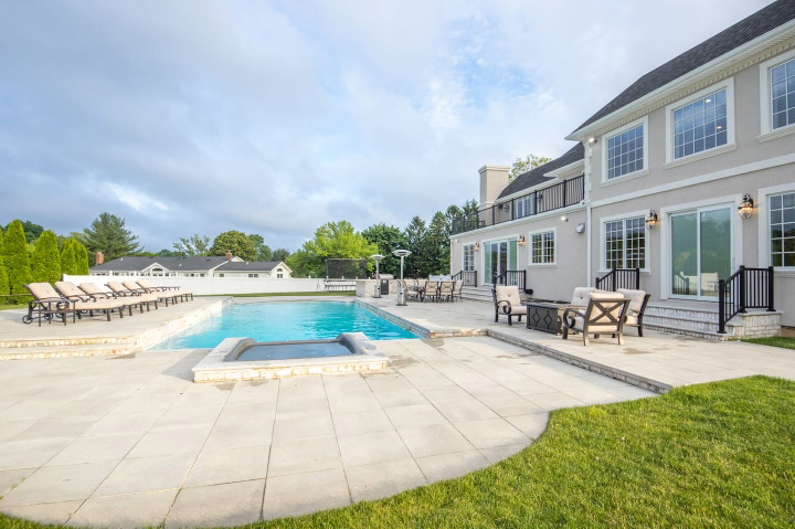 Spacious 4br Mansion | Pool & Indoor Basketball - Oyster Bay, NY