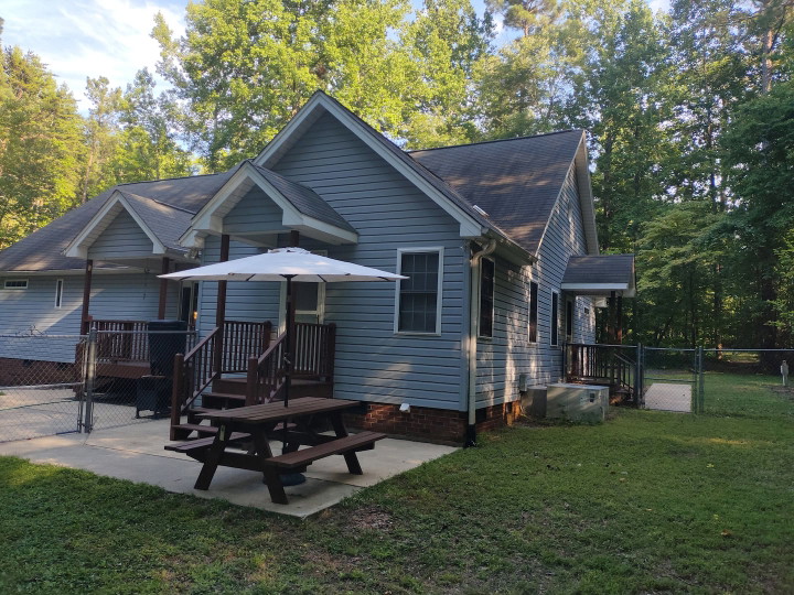 Cozy Rustic Bungalow Suite Wooded Yard & 2br/1ba - Hillsborough, NC