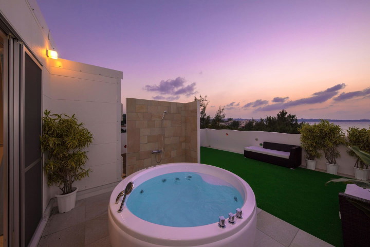 Right Next To Cape Maeda | 500 M² Beach House With 7 Bedrooms, 5 Toilets And 5 Showers - Okinawa