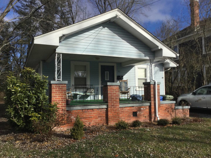 Downtown Hendersonville Charming Cottage - Hendersonville, NC