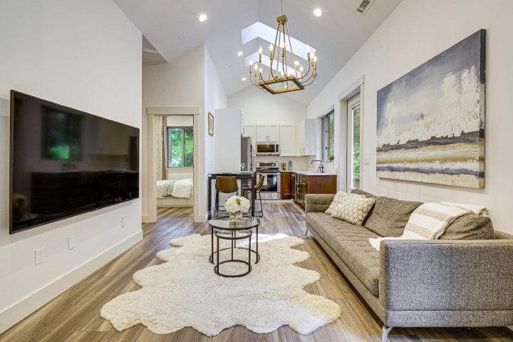 Wfh-friendly Gem W/ Creek: 4 Mi To Sammamish Trail - Redmond, WA