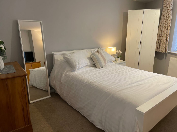 Studio With Private Entrance En-suite, Kitchenette - Northampton