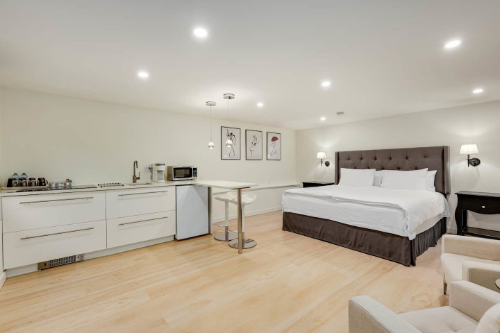 Modern King-size Guest Suite W/ac - New Westminster