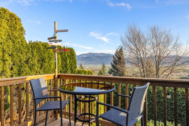 Van Goghs Hideaway. Brightcleanstockedstylish - Abbotsford