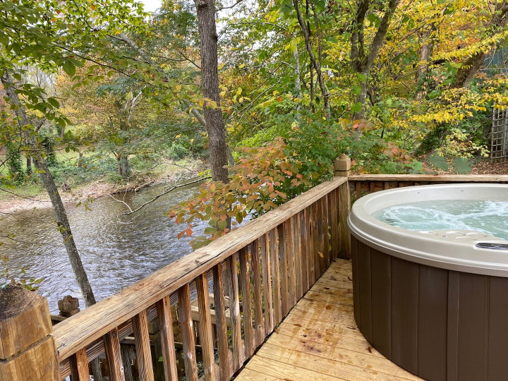 Historic River Front Smoky Mountain Cottage - Townsend, TN