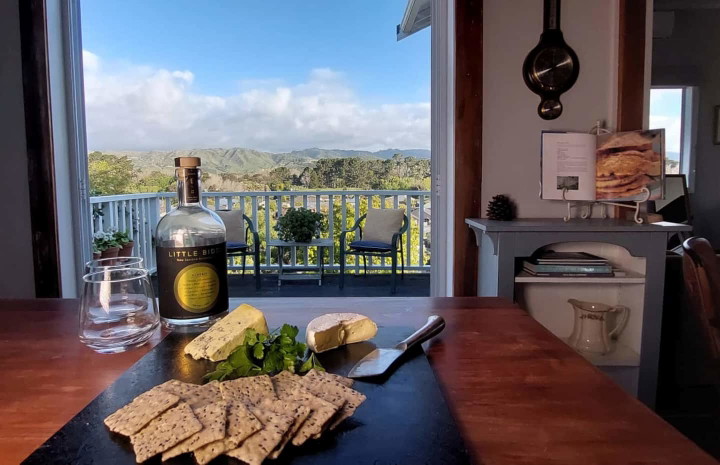 Historic Cottage With Stunning Views - Waikanae