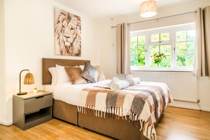 5 Bed Near Gatwick Airport | Free Parking & Wi-fi - Dorking