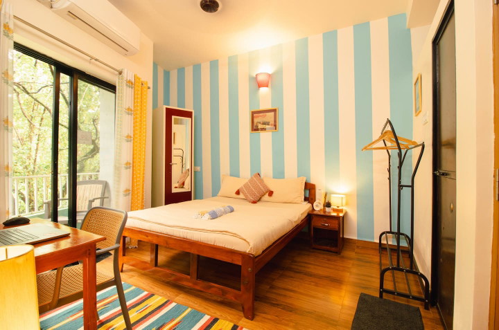 Odd Table-coca Cola Studio-private-social Stay - Goa