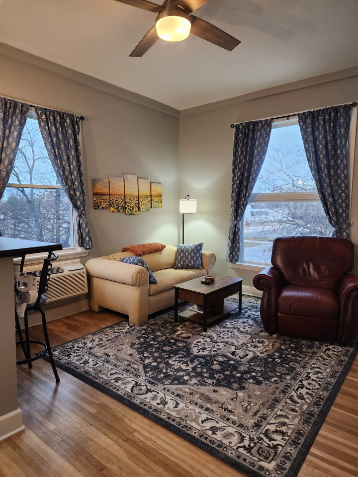 Spacious 2br Apt Downtown, 2 Blks Frm Statecapitol - Topeka, KS
