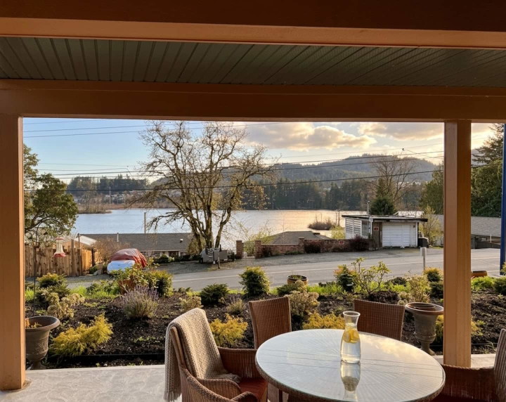 New Modern Home | Lake Views | Steps To The Water - Langford