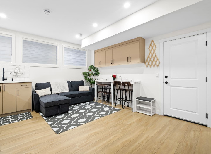 Brand New Cozy 3-bedroom Modern Suite  Sleeps 8 - Calgary