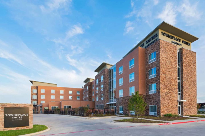 Near Dfw Airport | Free Breakfast. Shuttle. Pool. - Grapevine, TX