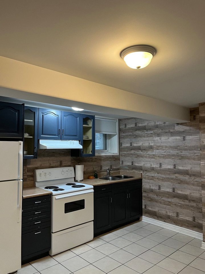 Appartement Lumineux En Sous-sol Dans Le Quartier Branché De Dufferin Grove - Mississauga