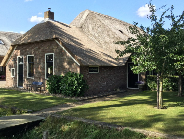 The Nutcracker: Cozy Farmhouse Front House - Giethoorn