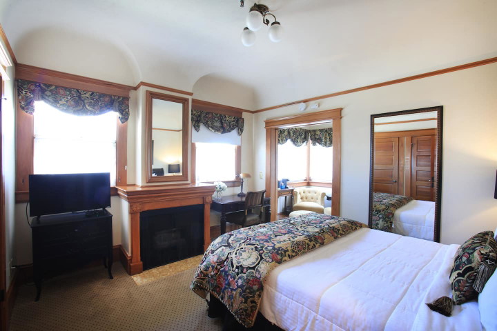 Queen Bed Partial Accessible - モントレー, CA