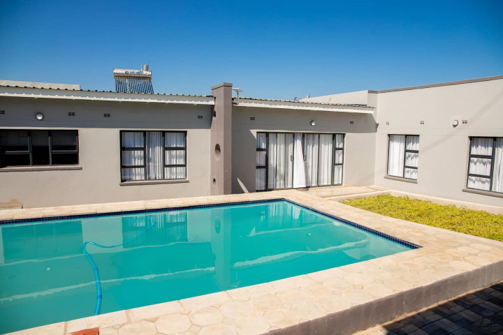House Of Pearls- Modern 5 Bedroom Villa With Pool - Zimbabwe