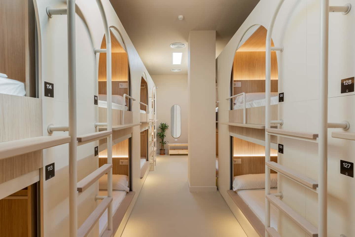 Cama En Habitación De 16. Solo Adultos - Málaga