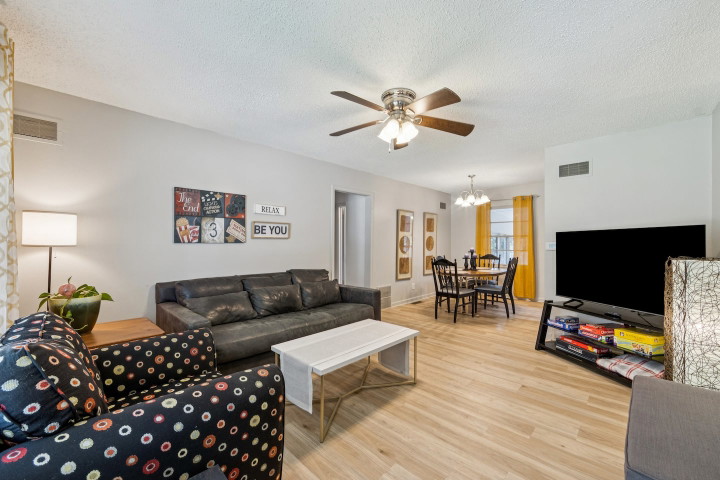 Cozy Sunroom & Fire Pit Near Towne East - Wichita, KS