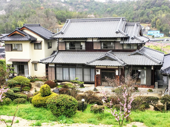 桃の木に囲まれた日本家屋の一部分 - Okayama