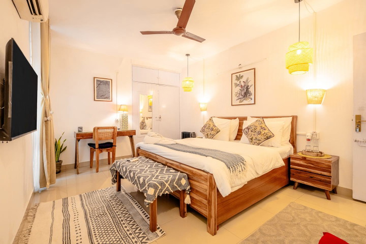 Robin: Balcony Room W/ Kingbed, 50" Tv | Saket - Delhi, India