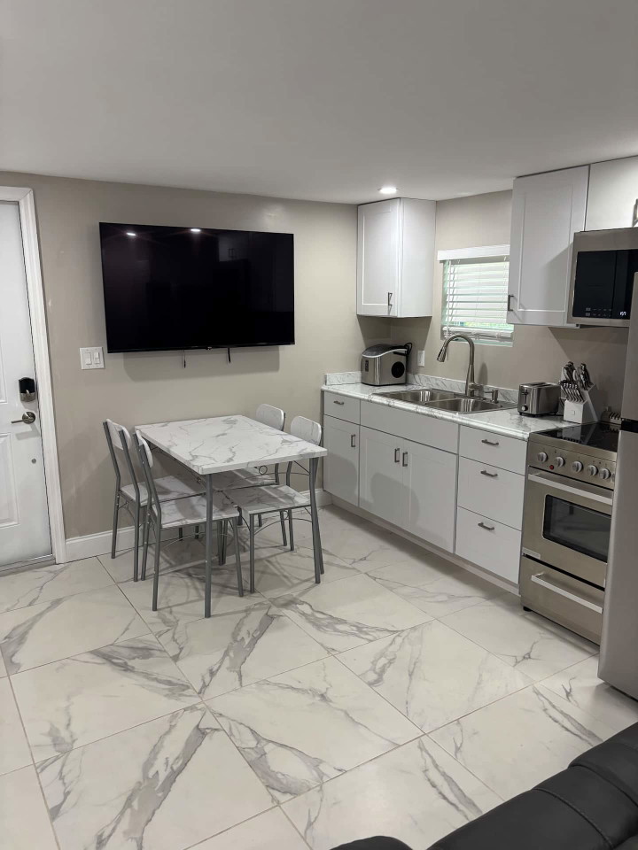 Modern Miami Gardens Stay Near Hard Rock Stadium - Miami Gardens, FL
