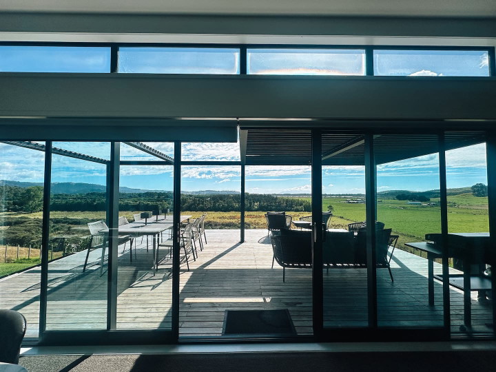 Omakana House - Sunrise Views, Spa & Scenic Deck - Matakana