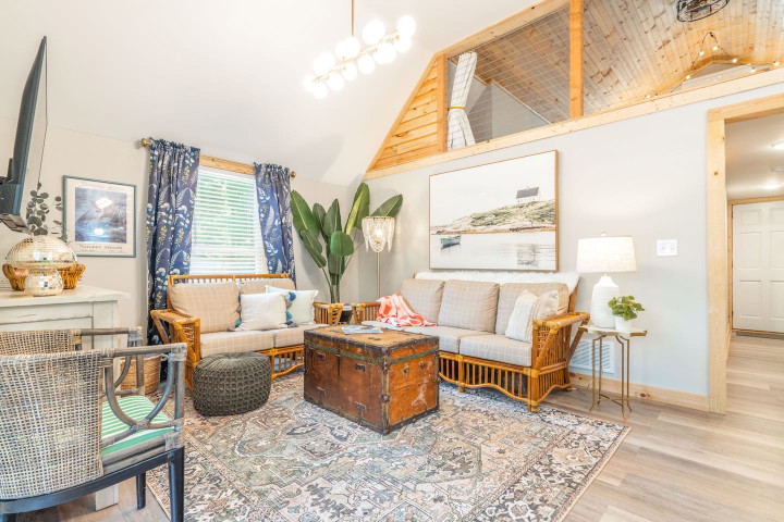 Charming Coastal Cottage: King Bed+loft+firepit - Holden Beach, NC