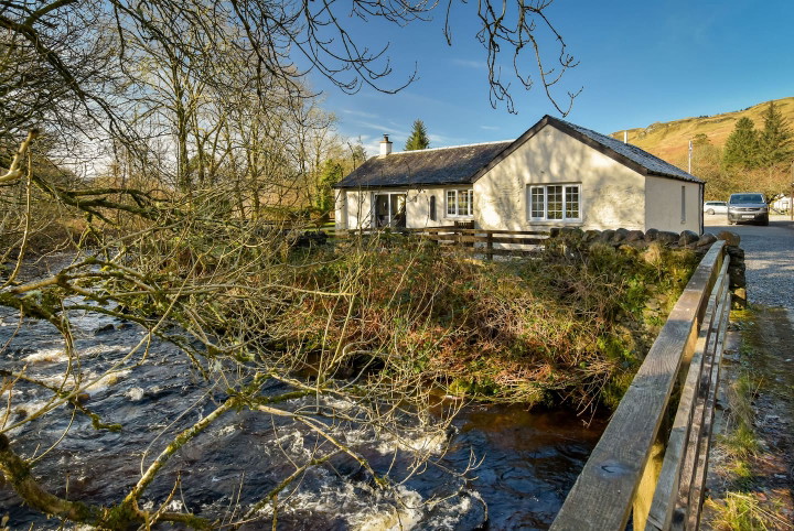 Blacksmiths Cottage | Historic Riverside Retreat - Loch Awe