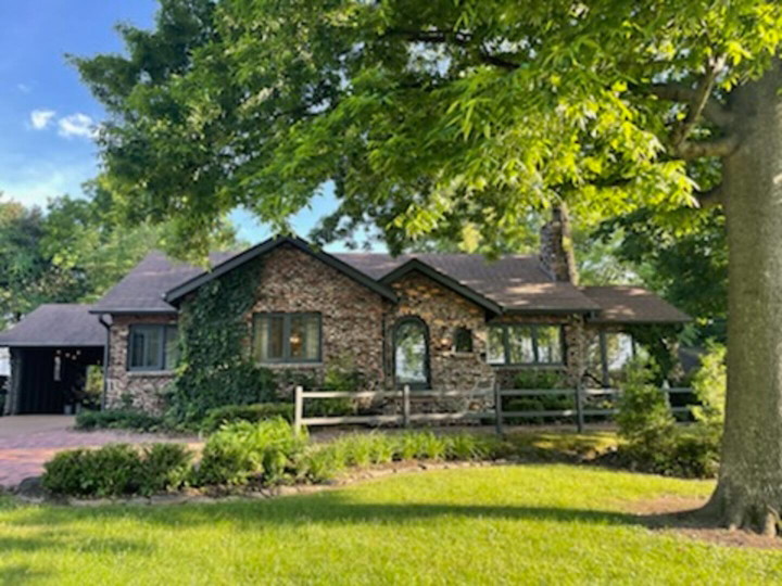 "The Holiday House" Charming 3 Bed 2 Bath W/pool - Jackson, TN