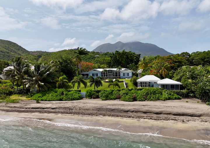 Beachfront Estate With Pool And Tropical Garden - San Cristóbal y Nieves