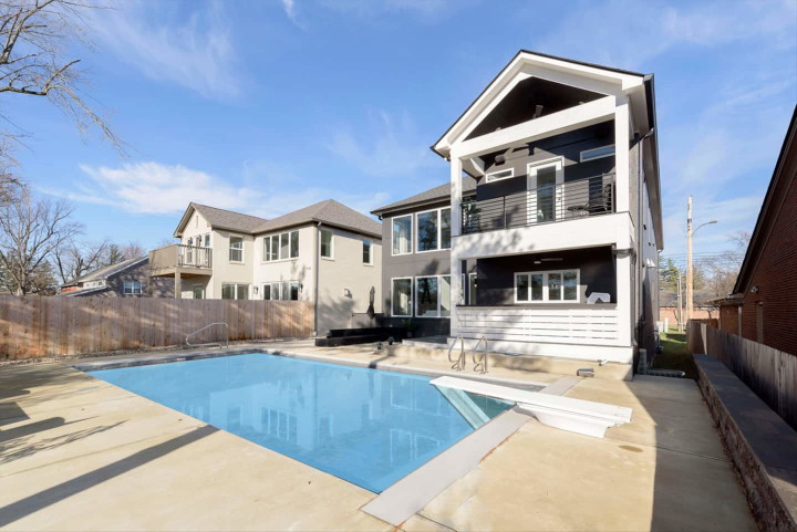 Lux  Stay W/ Pool, Fire Pit, Outdoor Grill + Bar - Indianapolis, IN